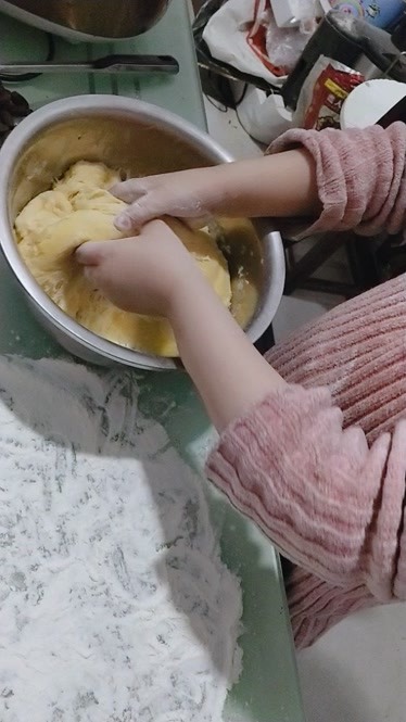 帮妈妈做家务很享受,这宝贝真可爱