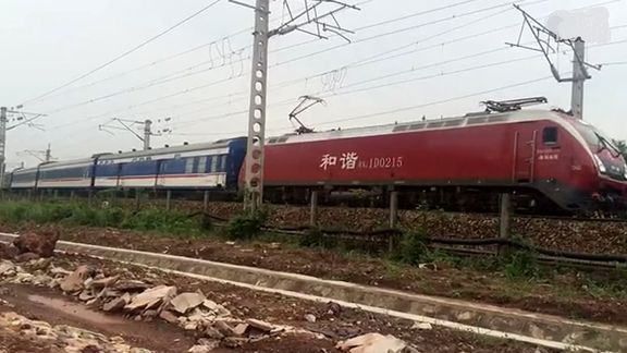 东莞东开往成都的特快列车 T128次进赣州站