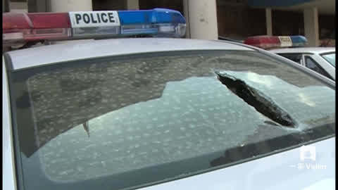 男子持钢叉袭警车 遭防暴叉叉倒