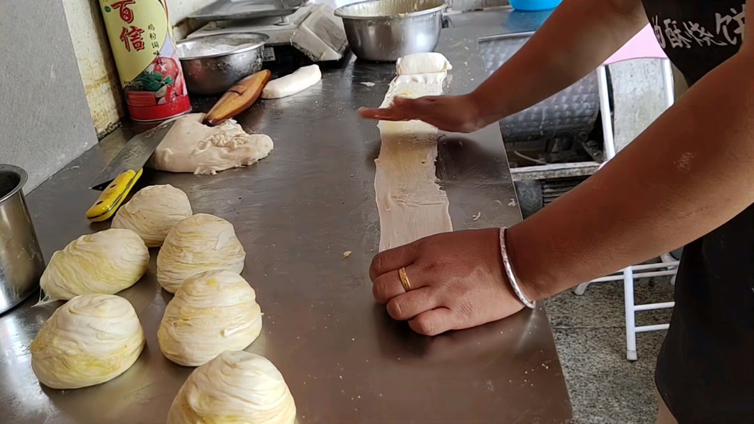 山西饼夹肉8元一个,16年手工老酵发面打烧饼,一天营业额1500元