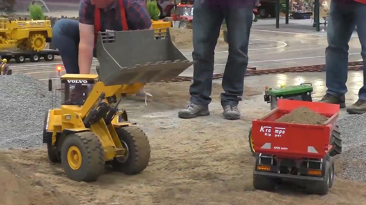 RC模型:挖机在于卡车施工,动作细节真牛,太像了