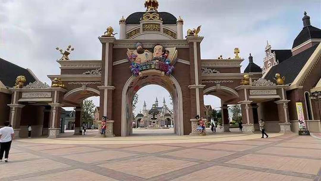 半岛V视|童话经典人物现身平度,快来安徒生童话乐园打卡吧