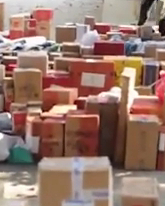 【快递小哥教你环保拆包裹:这样做,相当于少砍伐10万棵树!】一位快递...