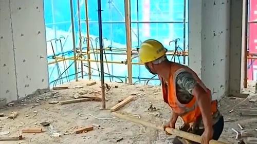 这老铁干活太猛了,我还是首次见到这么拆模的,说实话看着有点危险