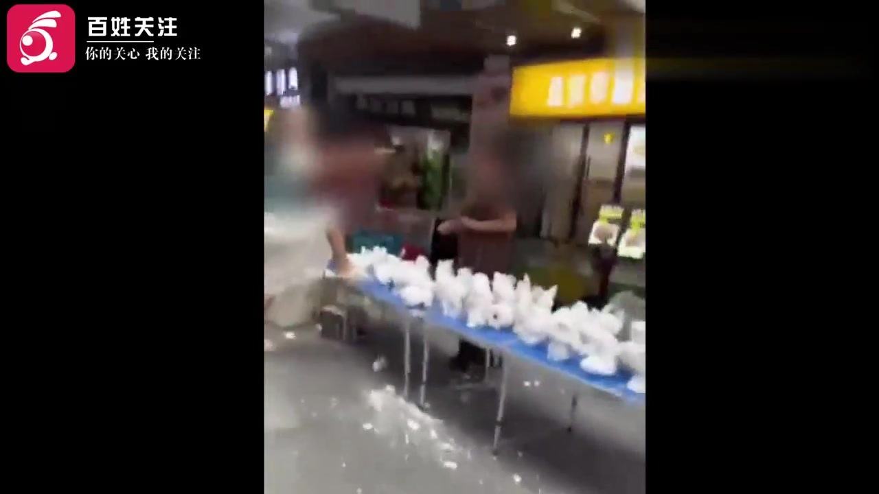 上饶一女子疑坐凳子遭拒怒摔商家瓷器攻击摊贩