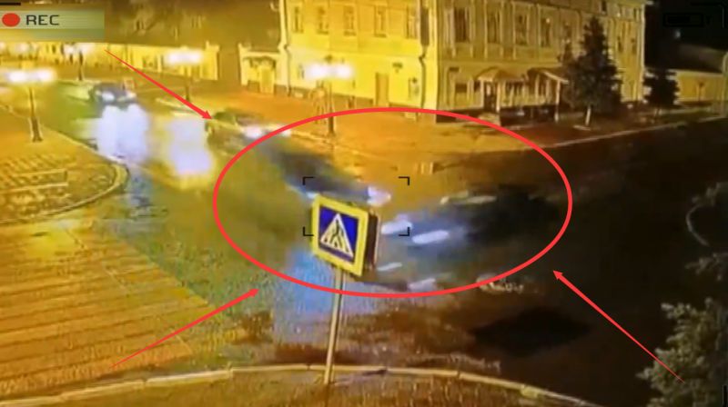 路口没有红绿灯,两轿车上演现实版碰撞试验,监控拍下这样的一幕