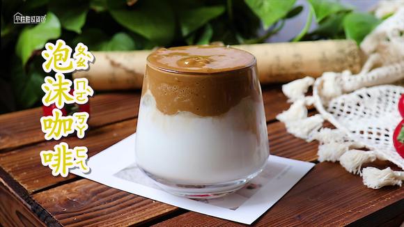 只要速溶咖啡和糖,在家就能做好喝的泡沫咖啡,做法超级简单