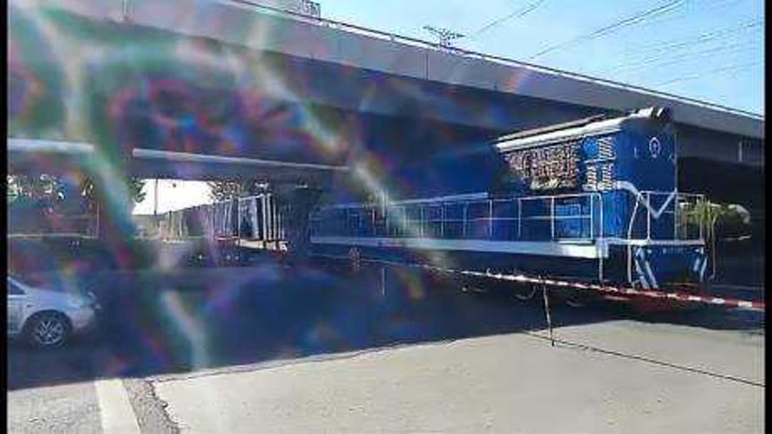 天津钢管公司:东风七牵引集装箱专用车通过津塘公路道口。
