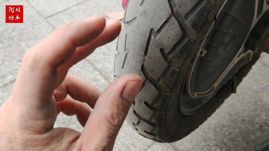 电动车轮胎三天两头打气怎么办,师傅教你一招,可三个月打次气