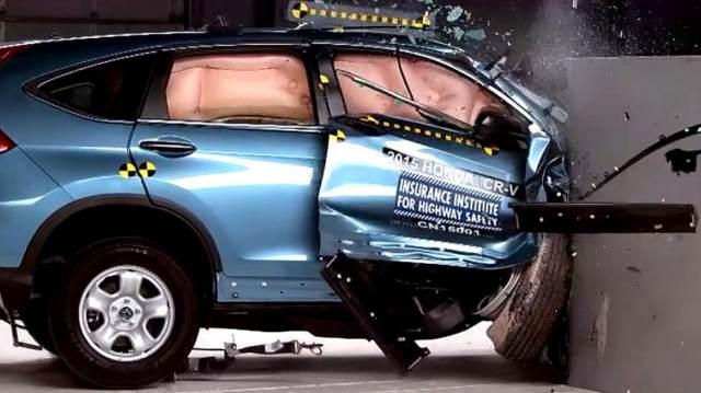 15年的本田CRV碰撞测试,那时候真的是被称为suv之神