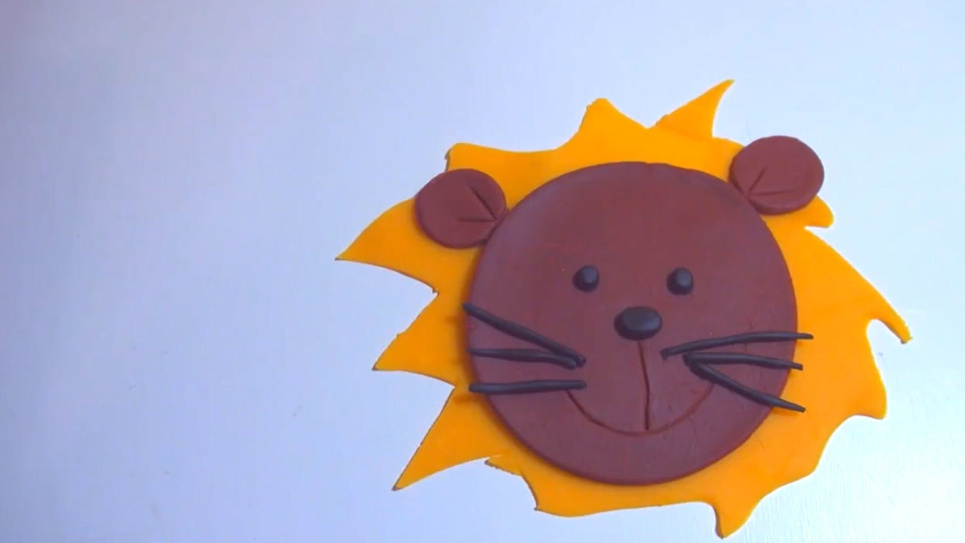 可爱的小狮子是彩泥制作的