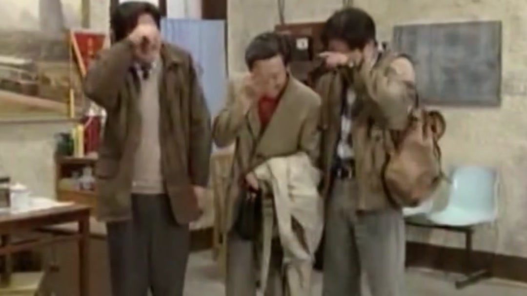 老人去世儿子们露出真面目,说出遗产时,儿子们傻眼