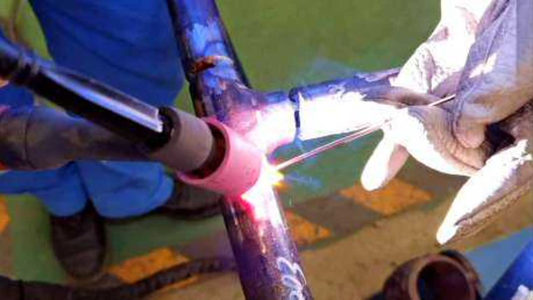 小管径管道焊接很容易?师傅说有难度,网友:技术活