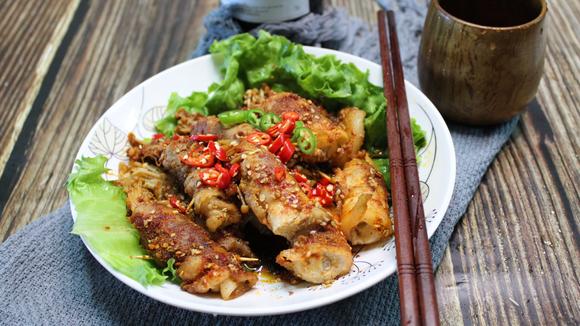 五花肉加金针菇,边煎边吃,吃出家的味道!