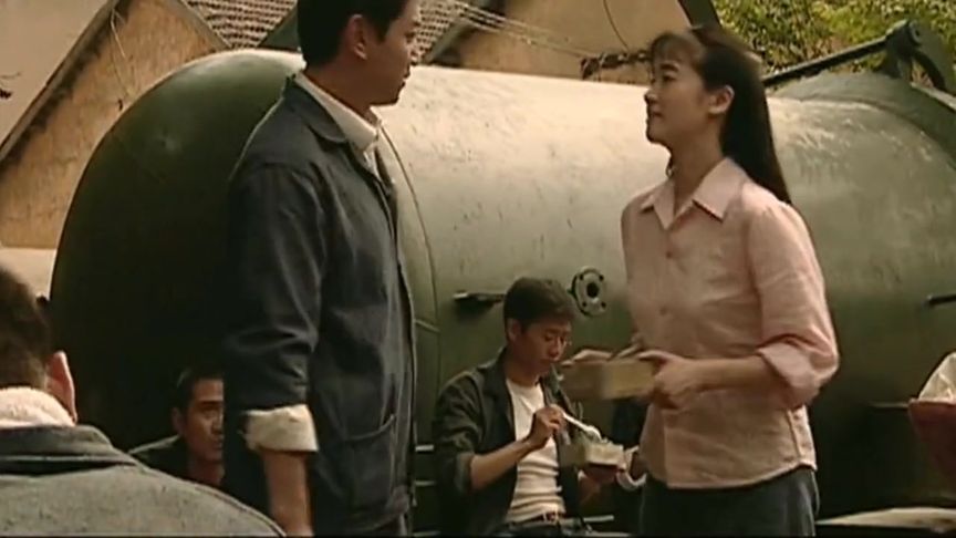 主任以谈工作为借口,将女工单独叫到办公室,她还很高兴