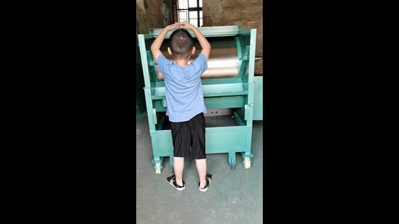 儿子跟做蚕丝被的蚕茧抽丝机比身高,终于超过啦!