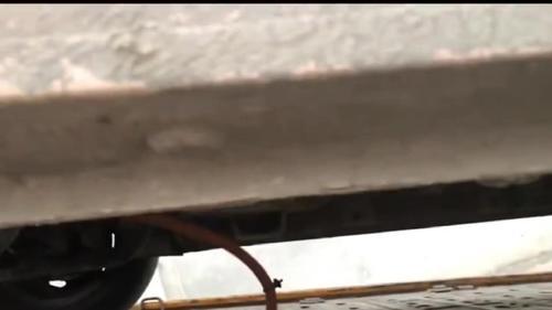 如果去开车发现车辆无法启动,很有可能电瓶不见了