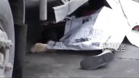 [拍客]货车急速倒车 女子三遭碾轧身亡