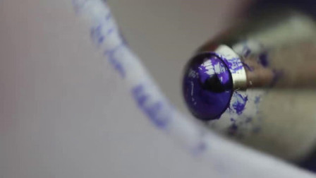 圆珠笔里的钢珠是怎么塞进去的?实拍工厂制作过程,看完大开眼界