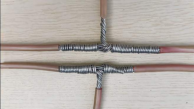 10平方多股铝线T接,工地电工用交叉缠绕法接线,接头牢固又耐用