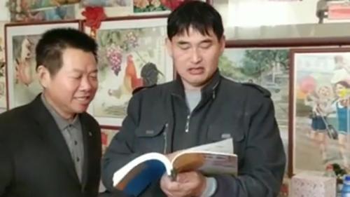 大衣哥从小学语文开始,背诵拼音字母,弥补当年没上过的学