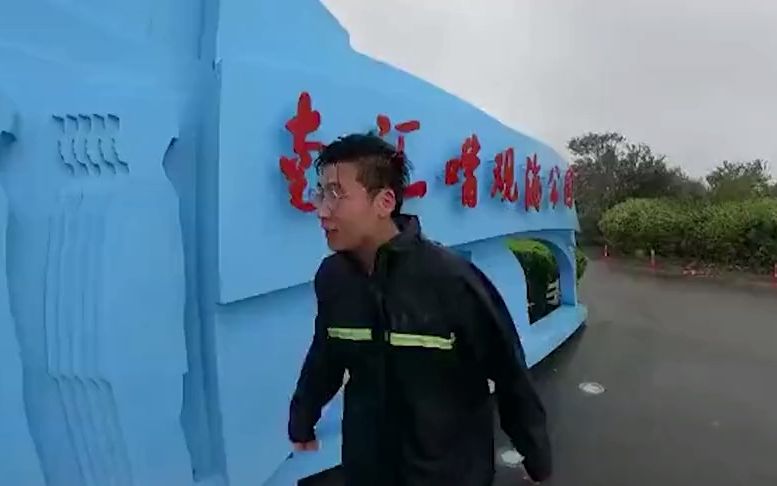 台风烟花有多猛,上海气象记者追风现场崩溃开启嘶吼模式