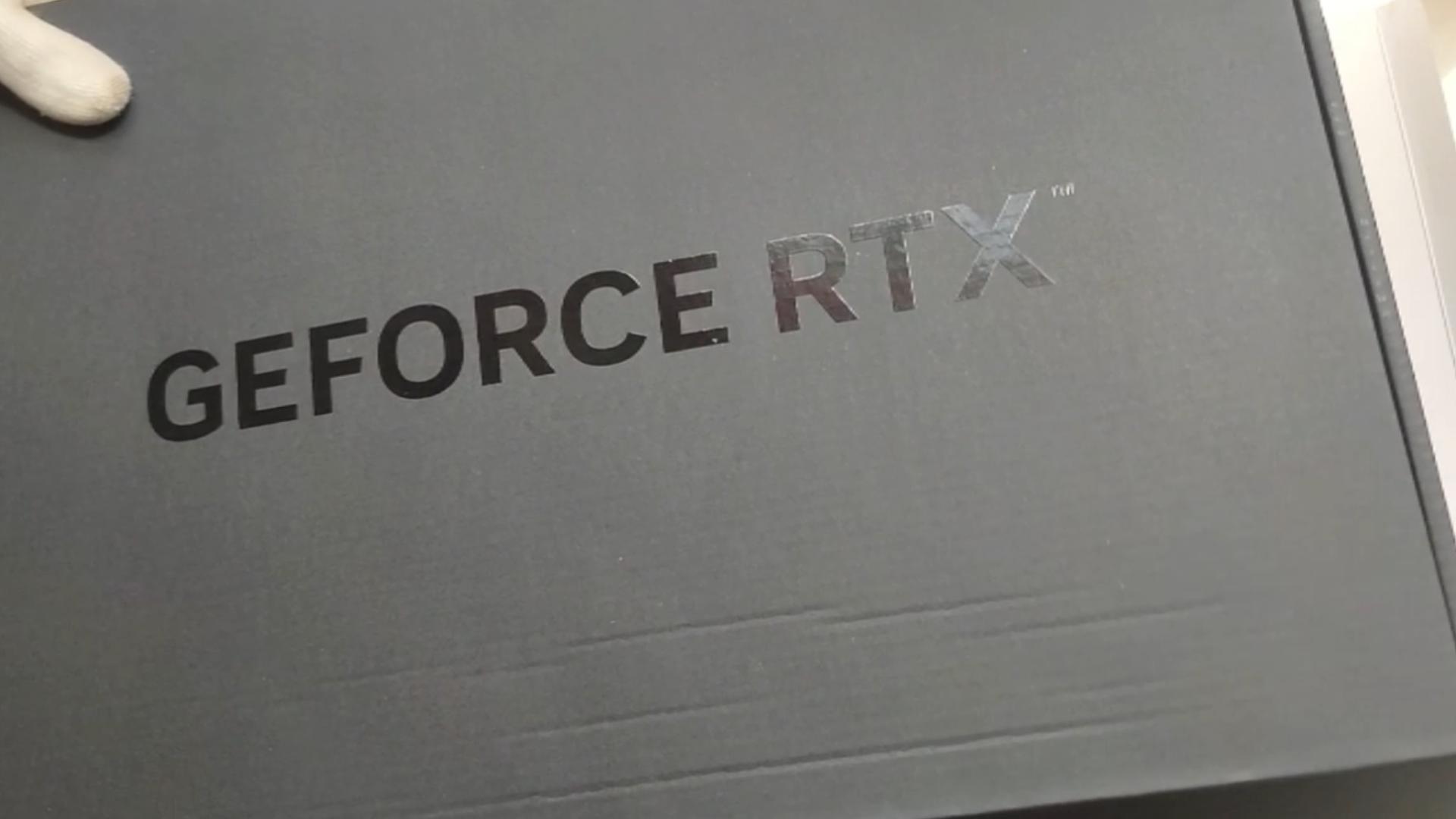 拿着影驰RTX4070坐公交,引得司机师傅停车过来拍显卡发朋友圈,那我...