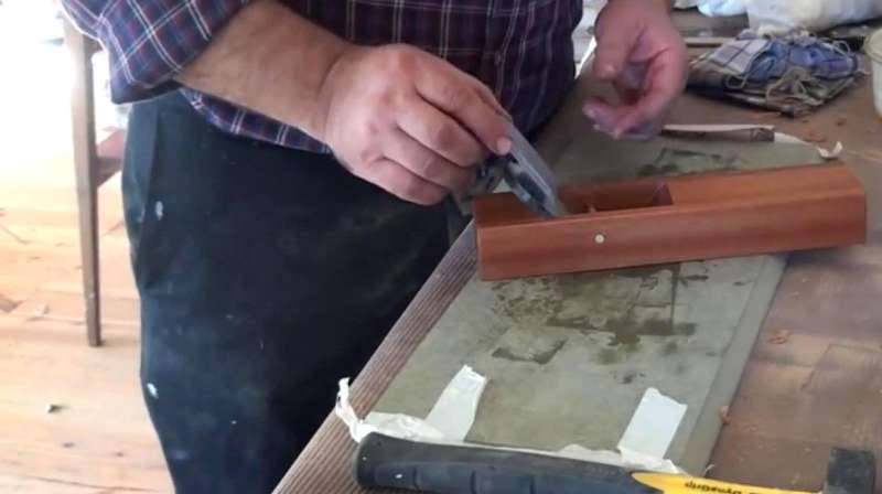 牛人自制一把木刨,恕我直言,看他使用真是太抢眼了!