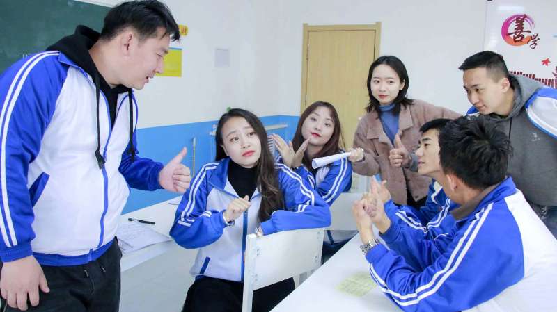 老师让学生背圆周率,学生不会便背起手机号,长见识了