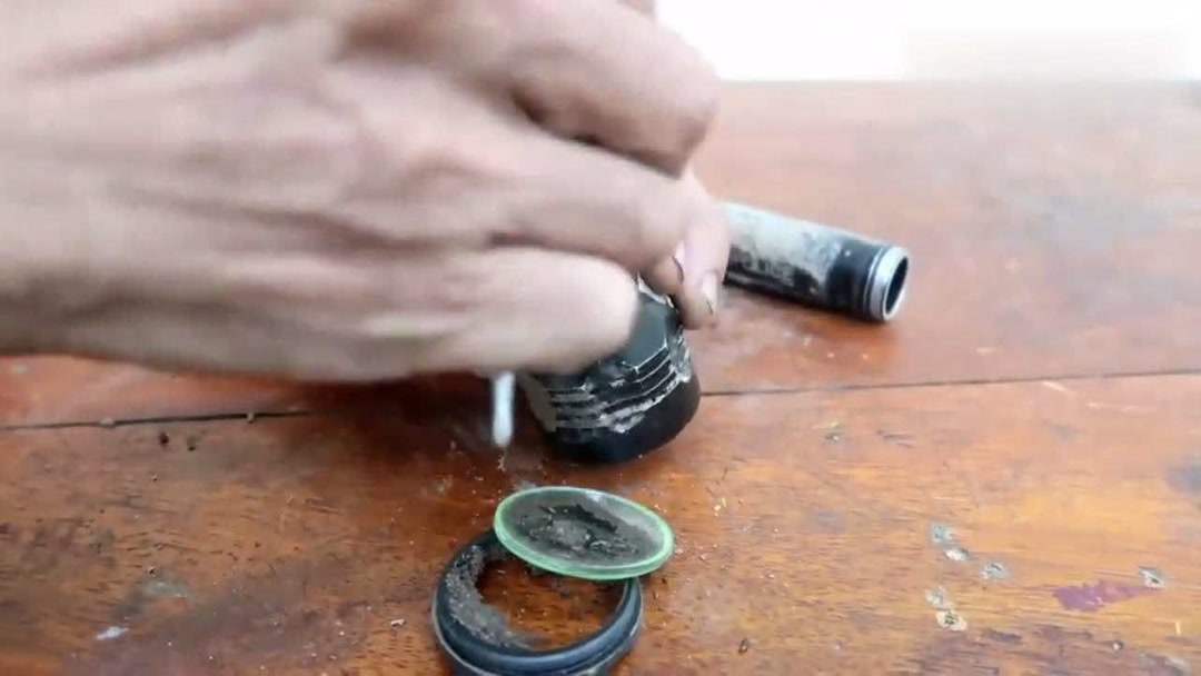 一把破旧的警用手电筒,牛人全部拆卸修复一新后,真是太亮了