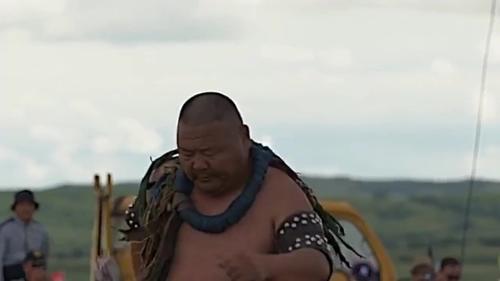 锡林郭勒大草原上,举行那达慕大会,性格汉方的蒙古族男儿现场摔跤