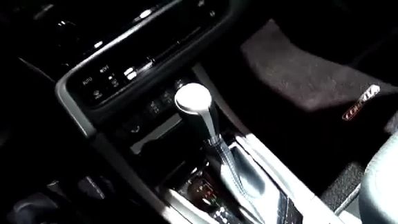 2017新丰田卡罗拉排挡杆和仪表盘视频特写。