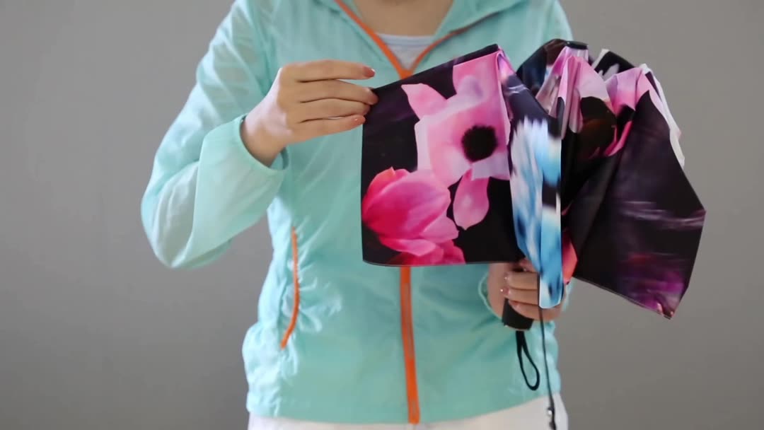 美女教你如何正确优雅的收雨伞,以前你是不是都收错了?