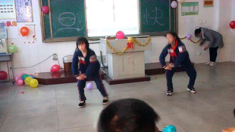 看看这两个小学生的舞蹈怎么样?