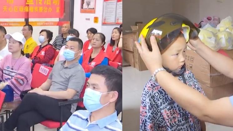 长沙交通安全宣讲进社区,现场为群众发放头盔,确保群众安全出行