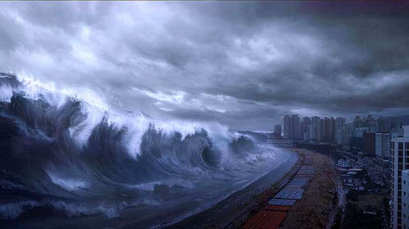 日本再次爆发大海啸,大人们一脸忧愁,小孩却还在一边嬉笑!