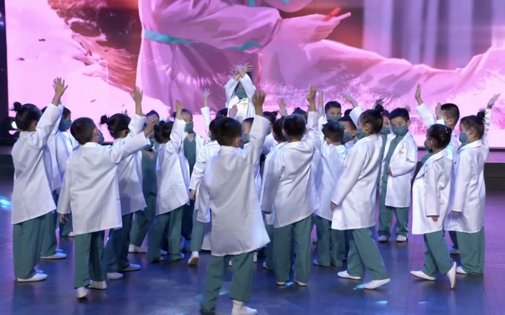 晋城市少儿春晚 爱可儿凤凰幼儿园选送的舞蹈《最美逆行者》