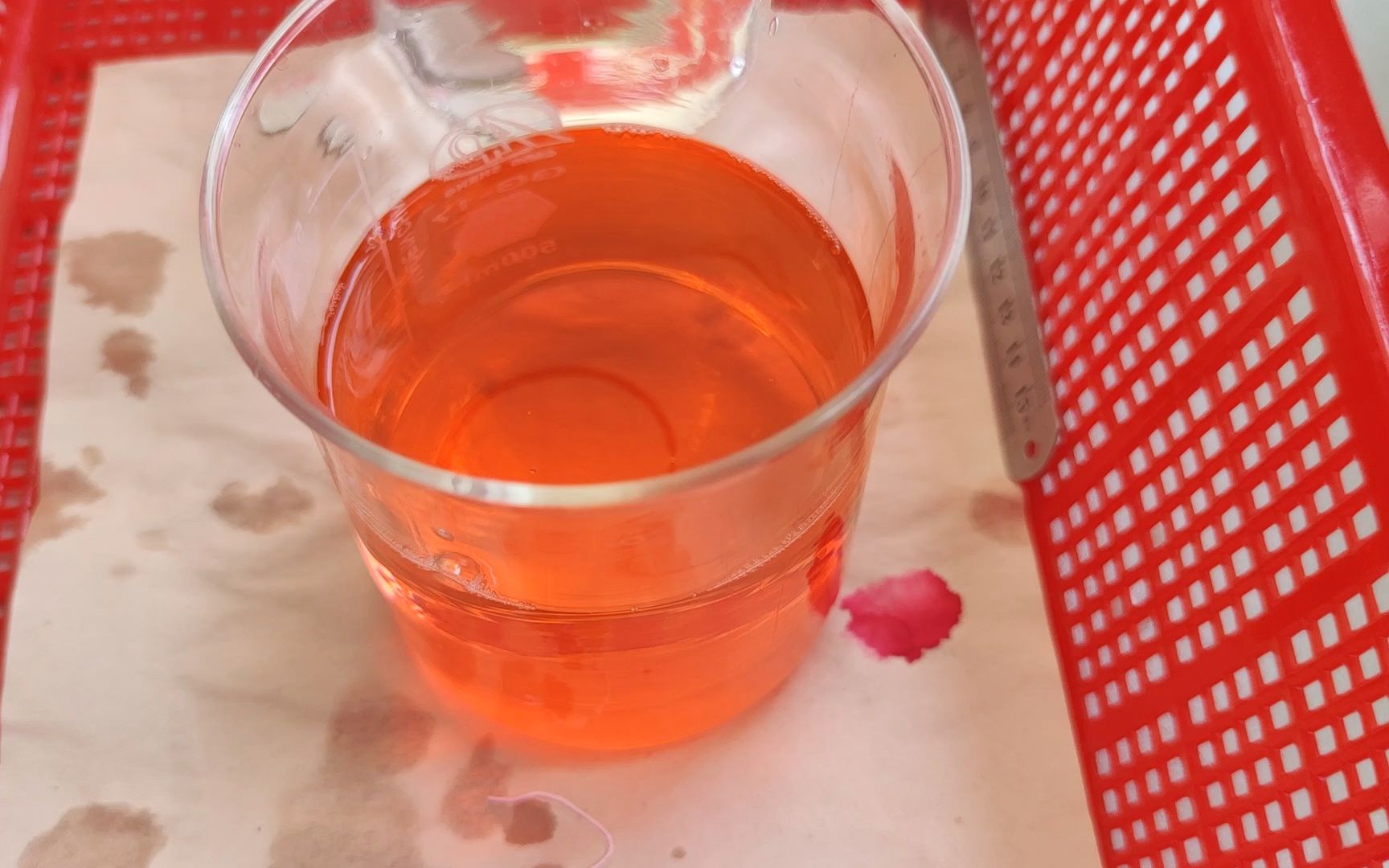 肥皂泡中的细绳为什么是绷紧的?