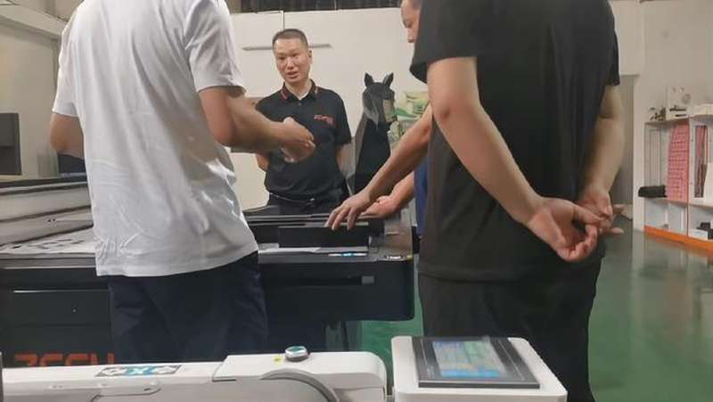 围观珍珠棉深加工振动刀切割机