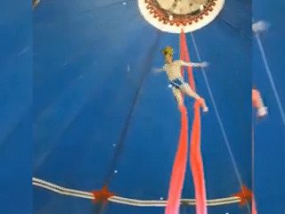 实拍特技演员从高空摔落 吓得观众尖声大叫