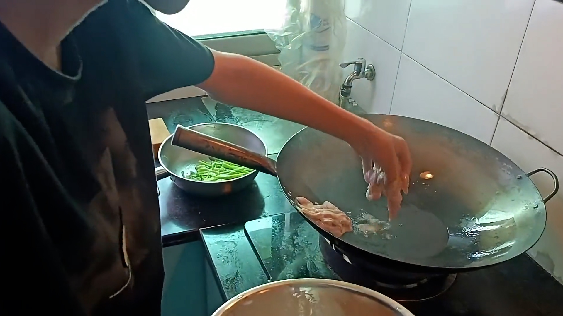 爸爸教儿子解决温饱问题,被儿子气到高血压:手上就差把刀了!