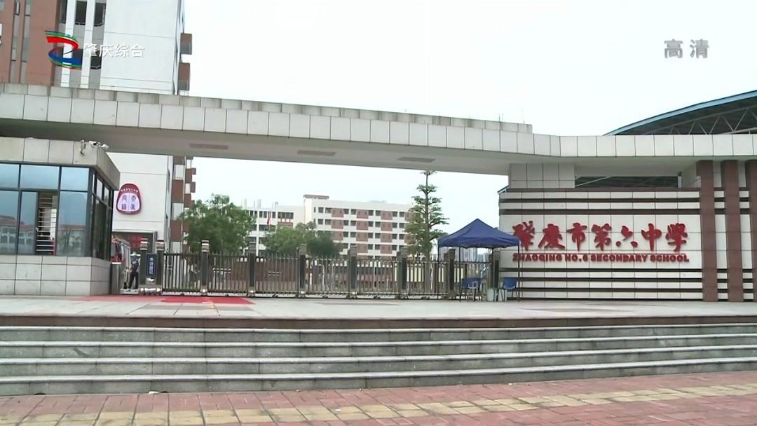 消防员化身“消杀员” 义务为学校消毒