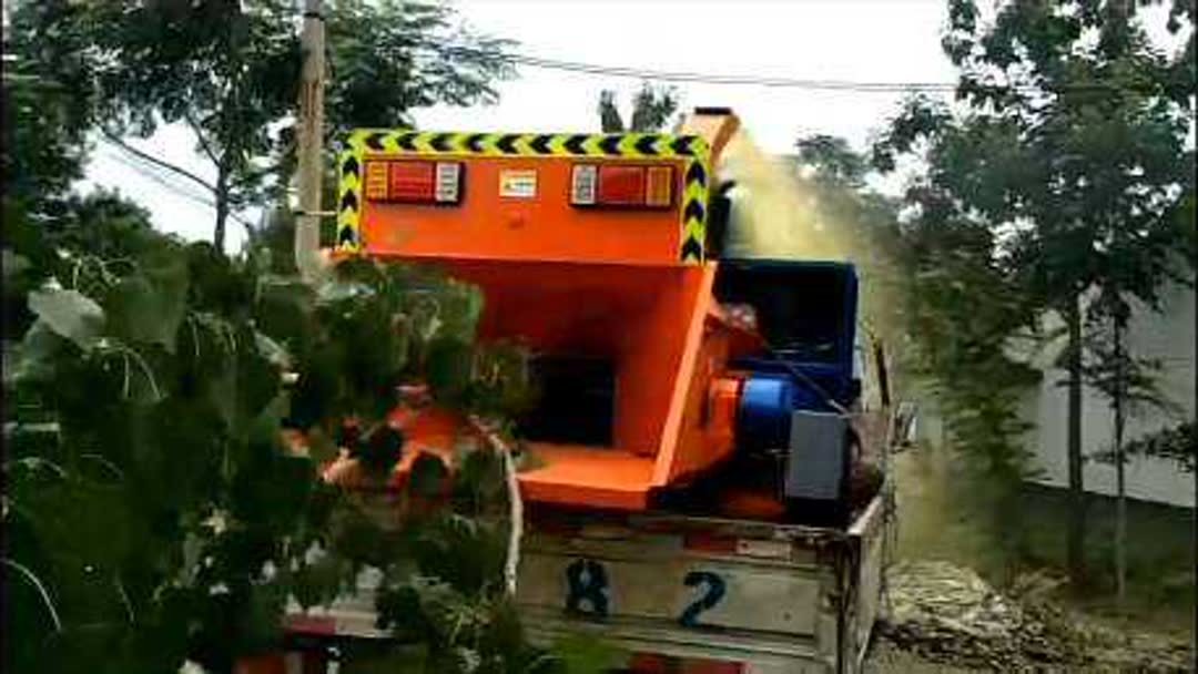 实拍国内牛人自己研制生产的木材粉碎机,效果叹为观止让人佩服!