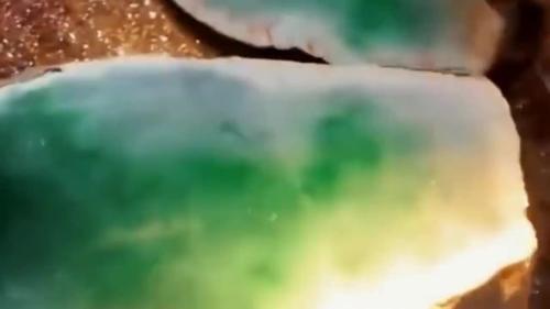 背着老妈将祖传翡翠切开,这品质让我无话可说,往后不工作照样有钱花!