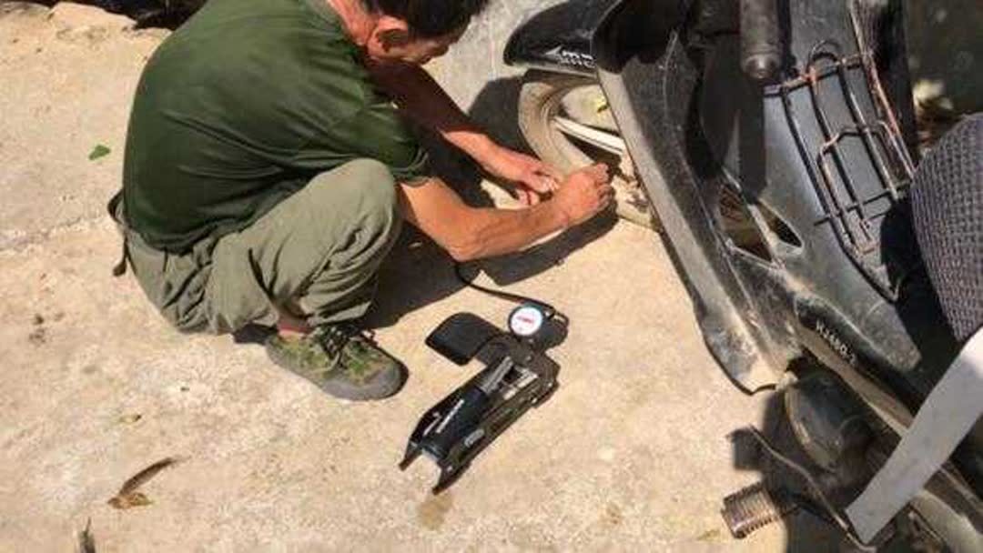 小伙花了30多块钱买了一个打气筒,外观非常漂亮,你们觉得实用吗