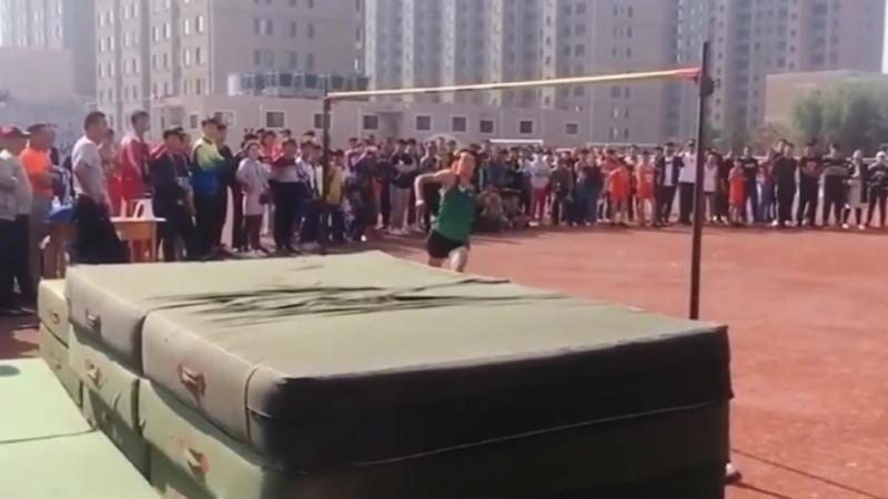 学校运动会跳高比赛,小伙这一跳刷新了记录