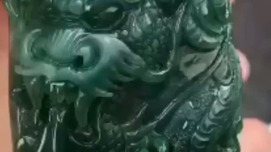手机实拍,天然翡翠冰糯种满绿龙牌挂件