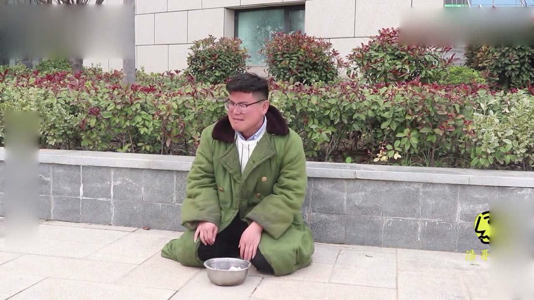 残疾小伙公园乞讨,大妈一个办法治好他的残疾,太搞笑了