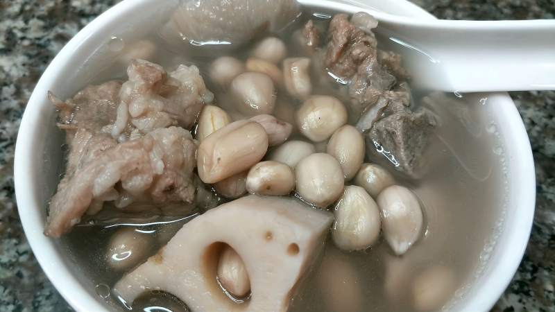 骨头莲藕花生汤,汤浓鲜美营养,春天要多喝