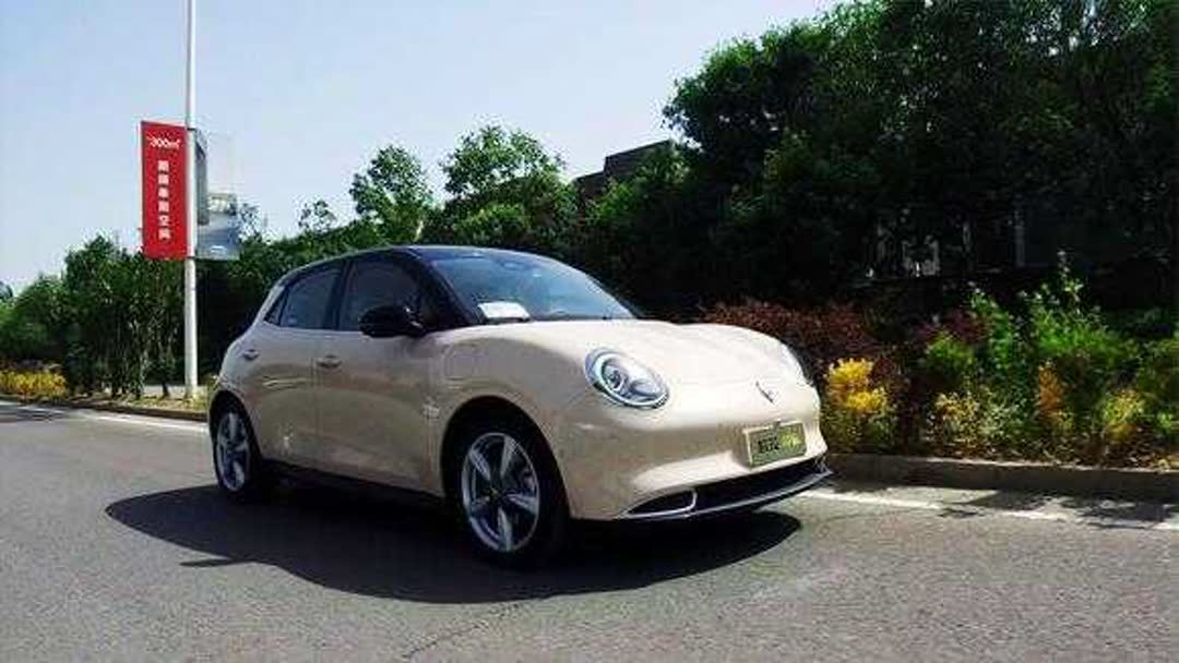 分秒试驾:容易被小姐姐搭讪的精致复古范儿电动小车,试欧拉好猫